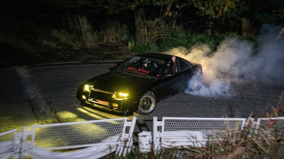 This is how Tokyo drifters escape police - 240 km/h in the mountains