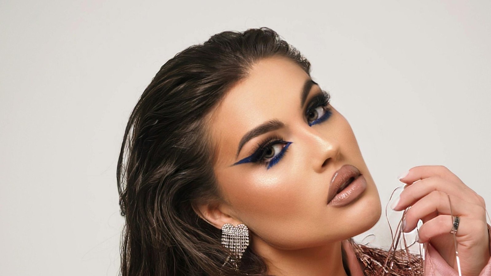 Natural vs glam look: Who gets more attention?