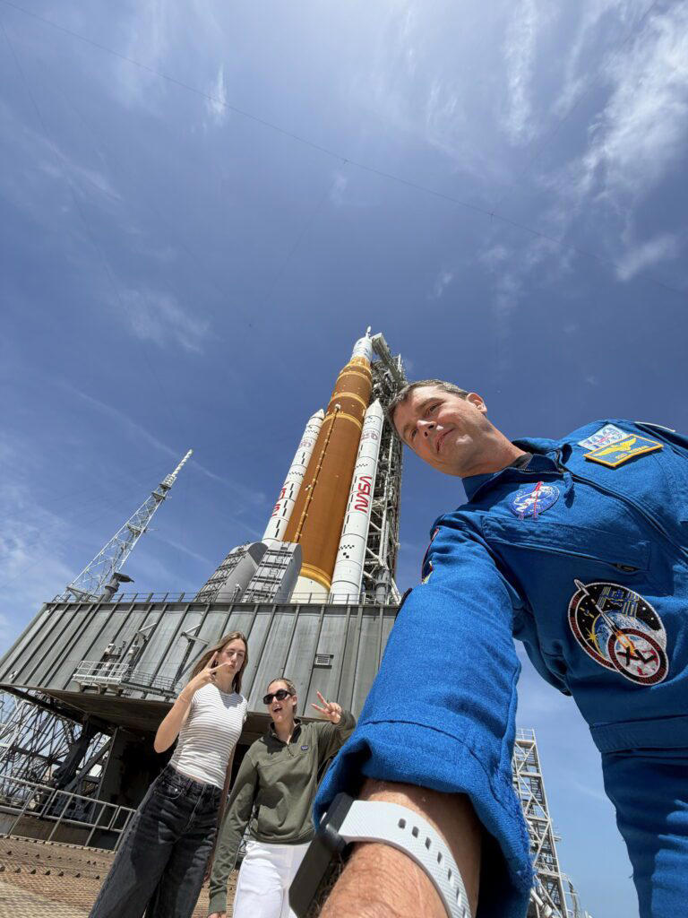 NASA-Astronaut Reid Wiseman posiert mit Töchtern vor Mondmission