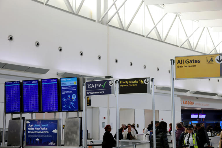 TSA announces new policy: All travelers will need clear carry-on bags ...