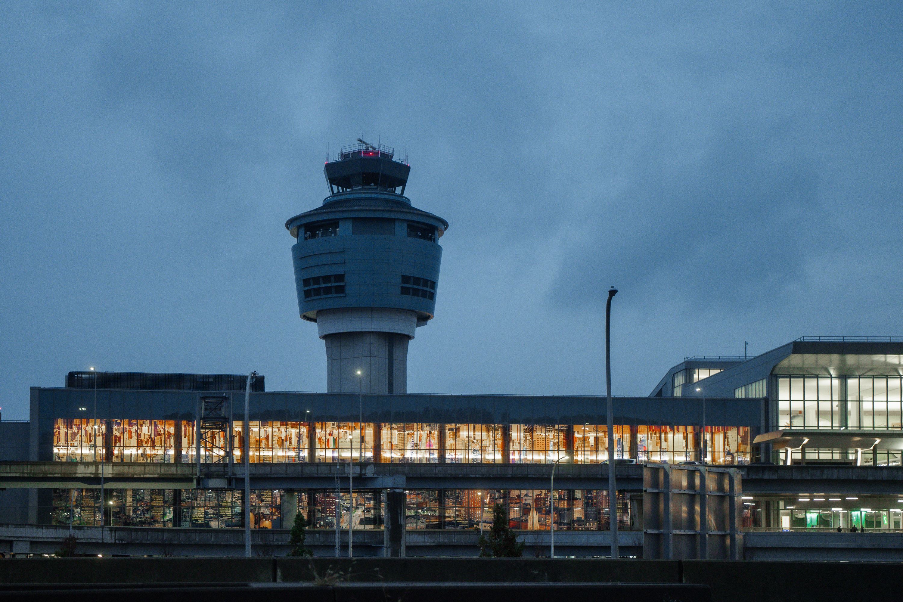 Pilots call JFK tower while landing at LaGuardia