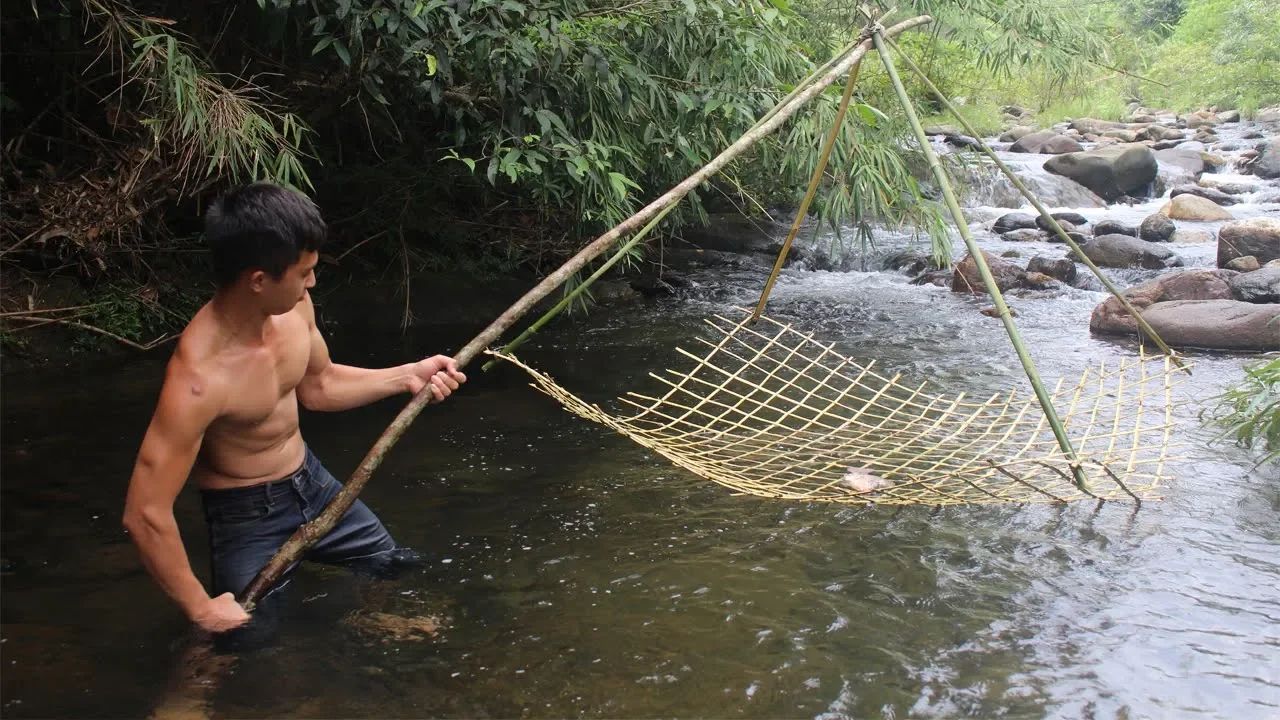 Primitive technology: Make fishing nets in the forest and cooking fish ...