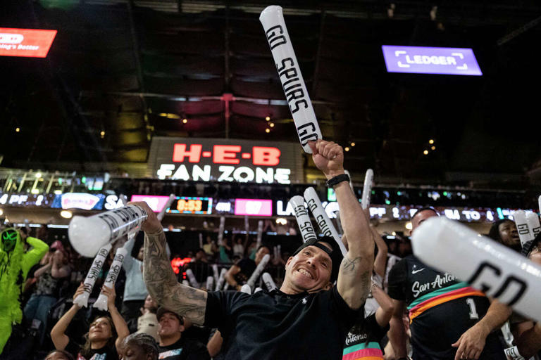 Spurs clinch a playoff spot, primaries and protests: the photos that ...
