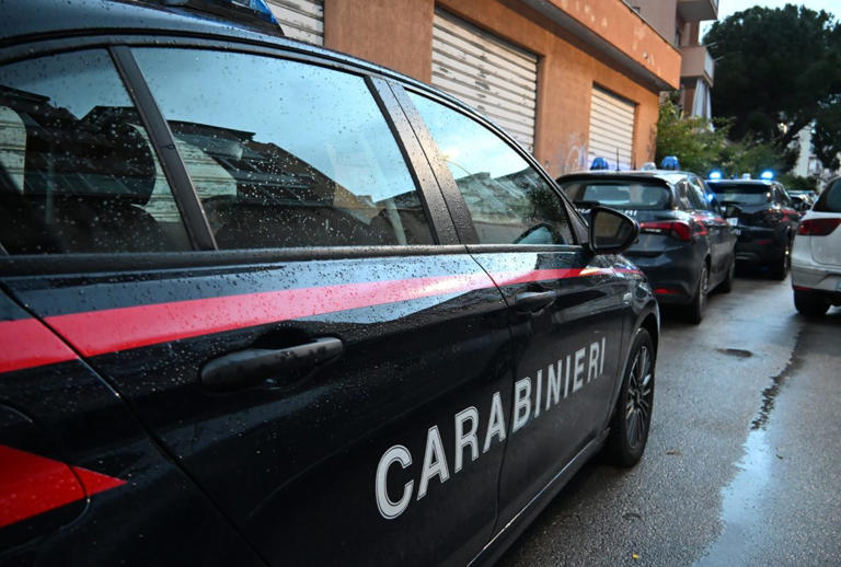 Rubano l’auto, ma rimangono incastrati nel fango: due denunce a Palermo