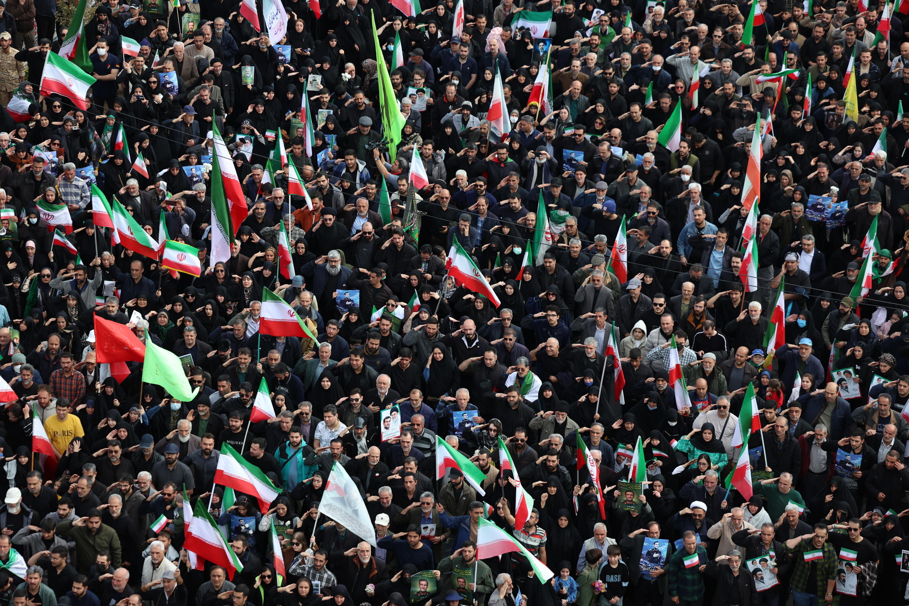 A Teheran funerali e messaggi di 'vendetta' dopo un mese di guerra