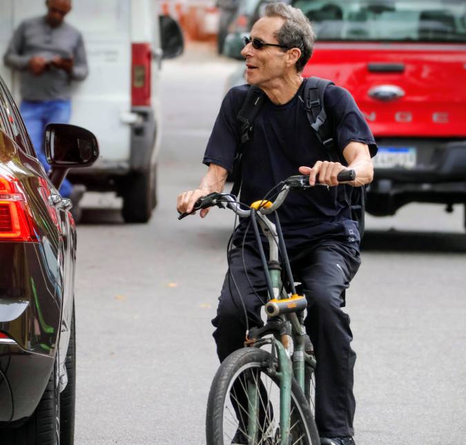 Tony Bellotto é flagrado andando de bike pelas ruas do Rio de Janeiro