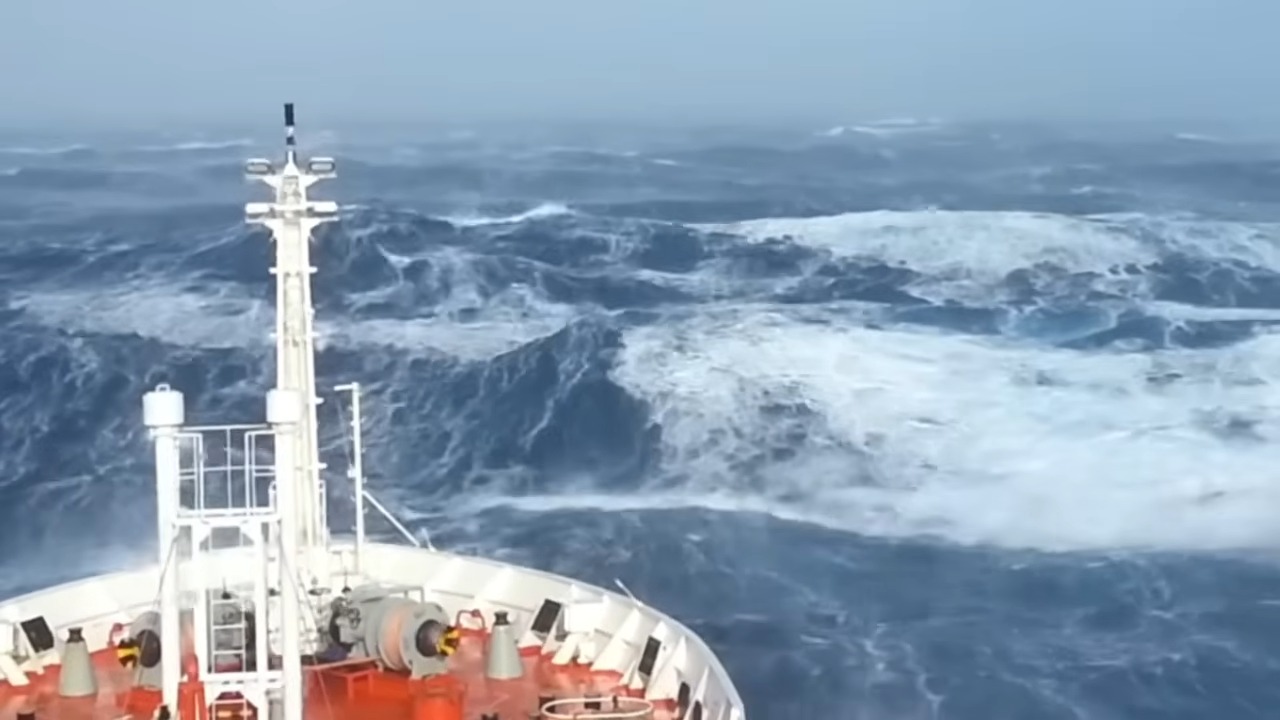 The ship stayed out longer for MH370 - then the weather broke the run