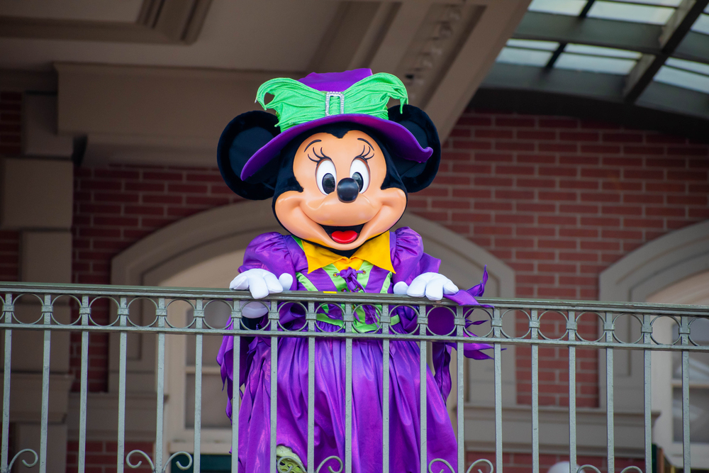 16 major differences between Disney parks and ships