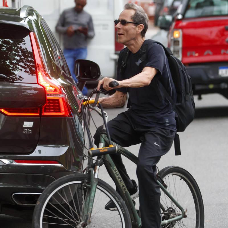 Tony Bellotto é flagrado andando de bike pelas ruas do Rio de Janeiro