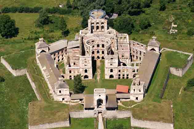 30 castle ruins that look straight out of a fantasy