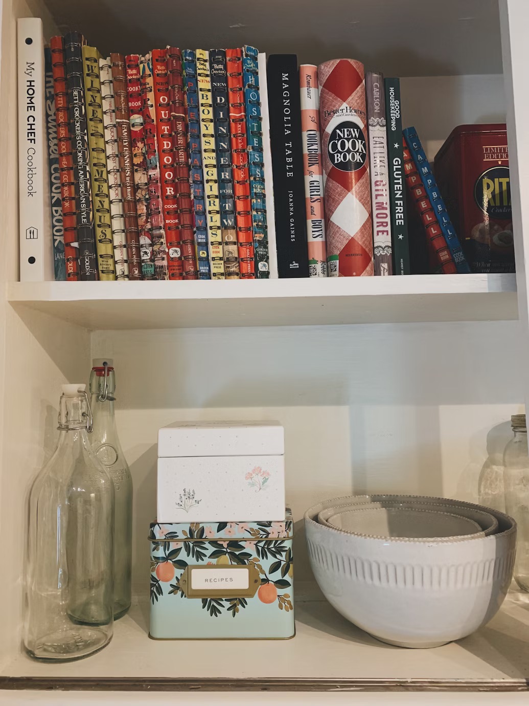 Stylish kitchen shelves: blending function and decor