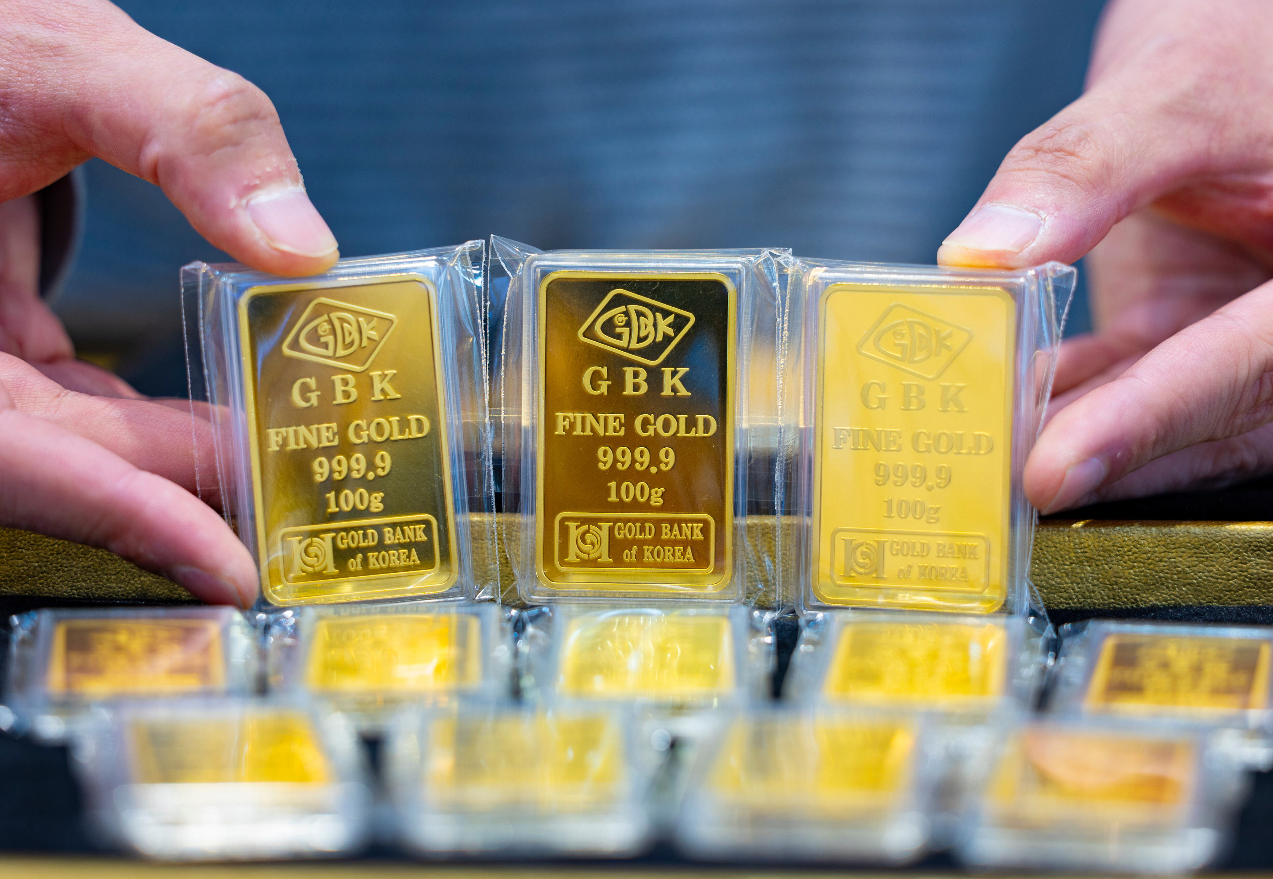 Gold prices plummet 15% amid war, shaking safe-haven status