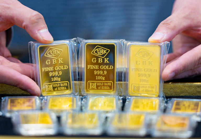 Gold prices plummet 15% amid war, shaking safe-haven status