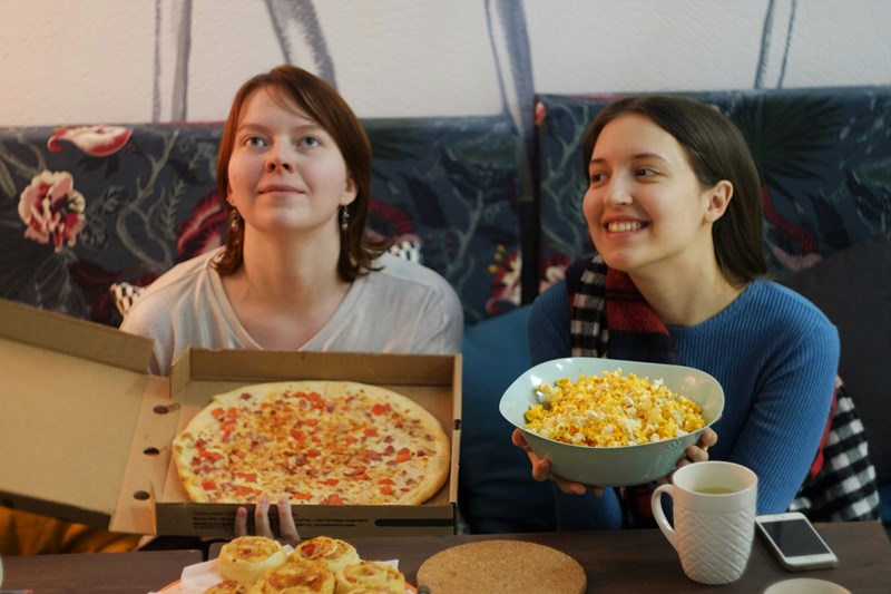 Woman spends hours catering to her friend's allergies until her mystery ...