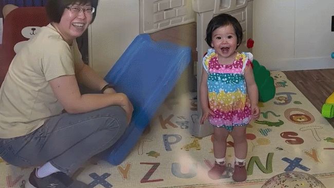 Toddler has adorable reaction when mom comes to day care