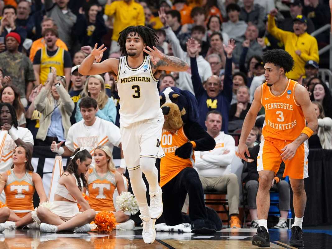 Michigan star Elliot Cadeau receiving medical attention before Final Four