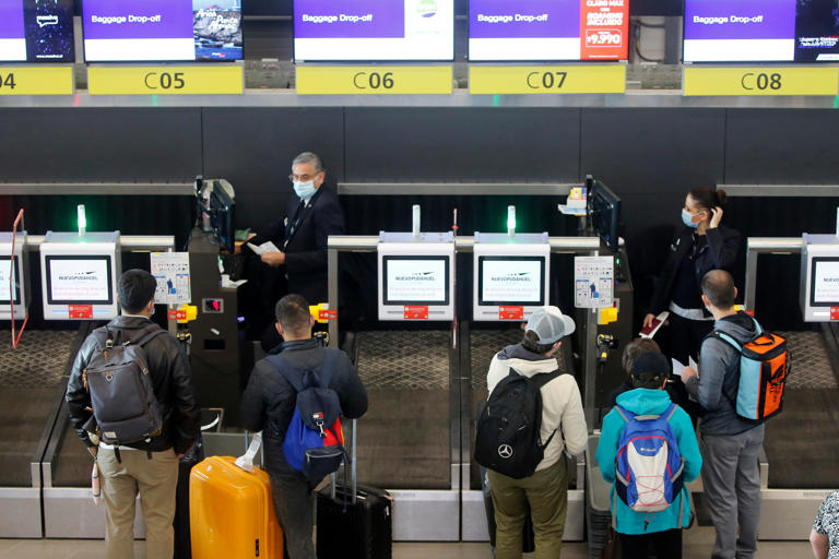 Aumenta flujo de pasajeros en el aeropuerto de Santiago por Semana ...