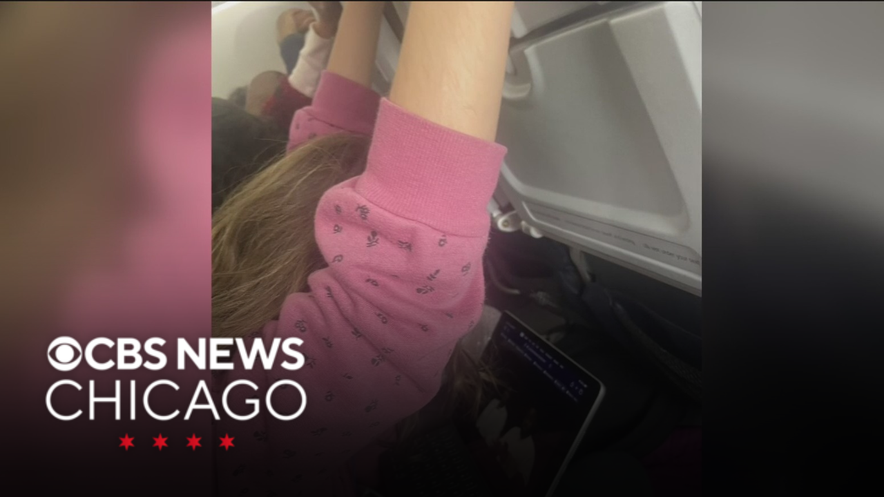 Man charged with making bomb threat, diverting flight to Chicago to Detroit