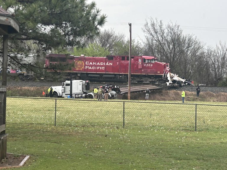 Train hits tractor-trailer in Carl Junction