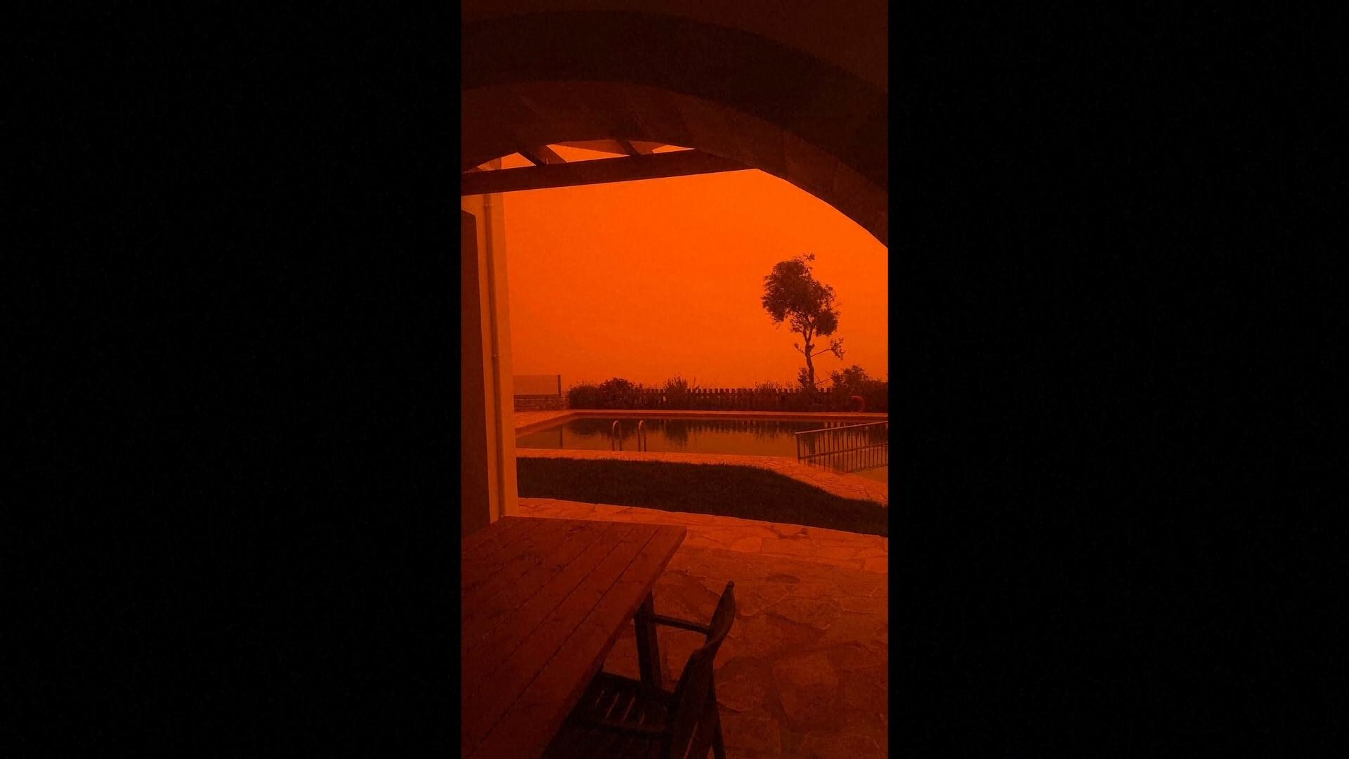 Sky turns eerie red as storm blows Sahara sand dust into atmosphere in ...