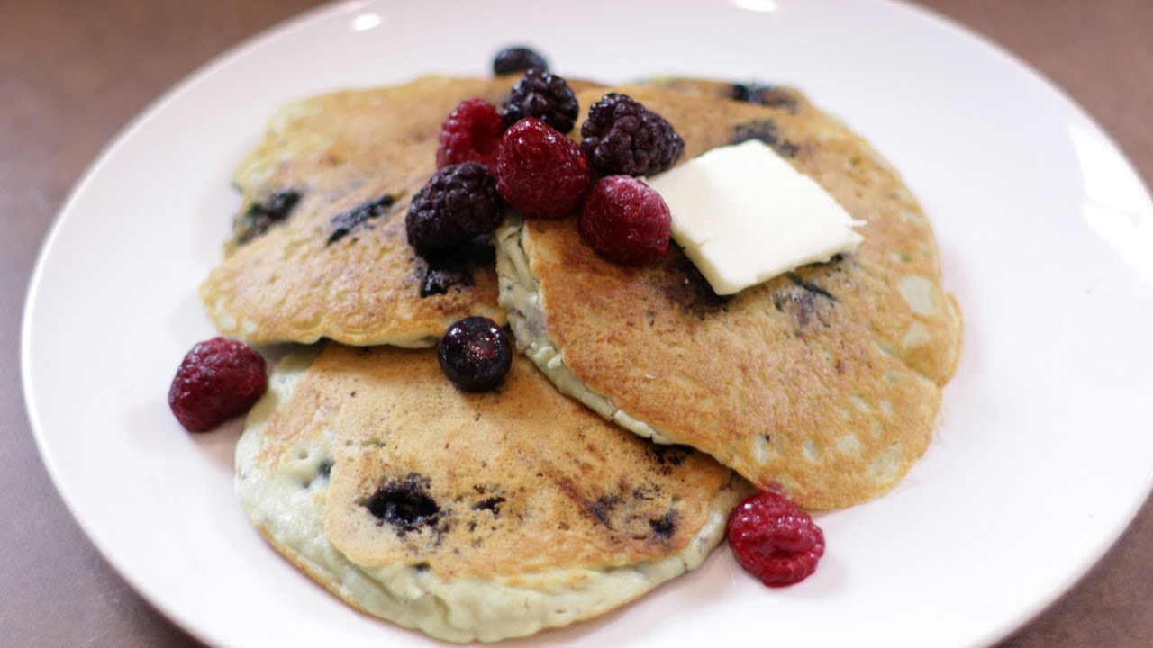 How to make keto pancakes | Easy blueberry and bacon keto pancake recipe
