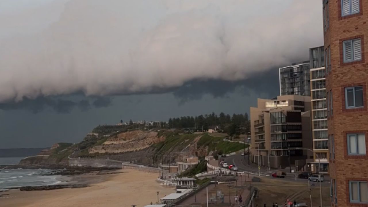 Engrossing time-lapse of a shelf cloud formation developing over the ...