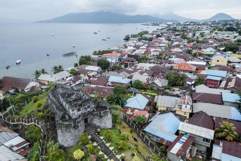 Tsunami warning as 7.4-magnitude earthquake hits Indonesia