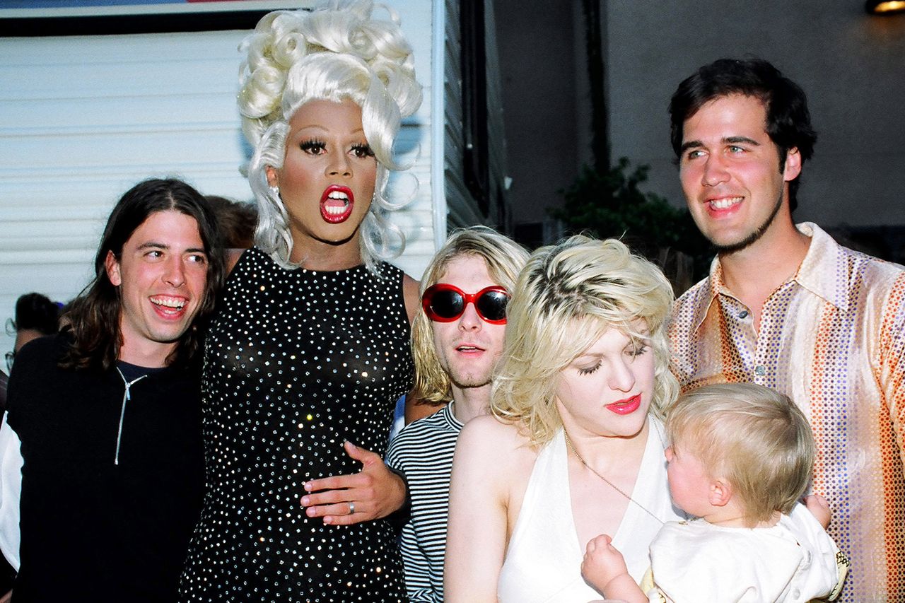Courtney Love wants Dave Grohl to tell his fans they're 'cool' now ...