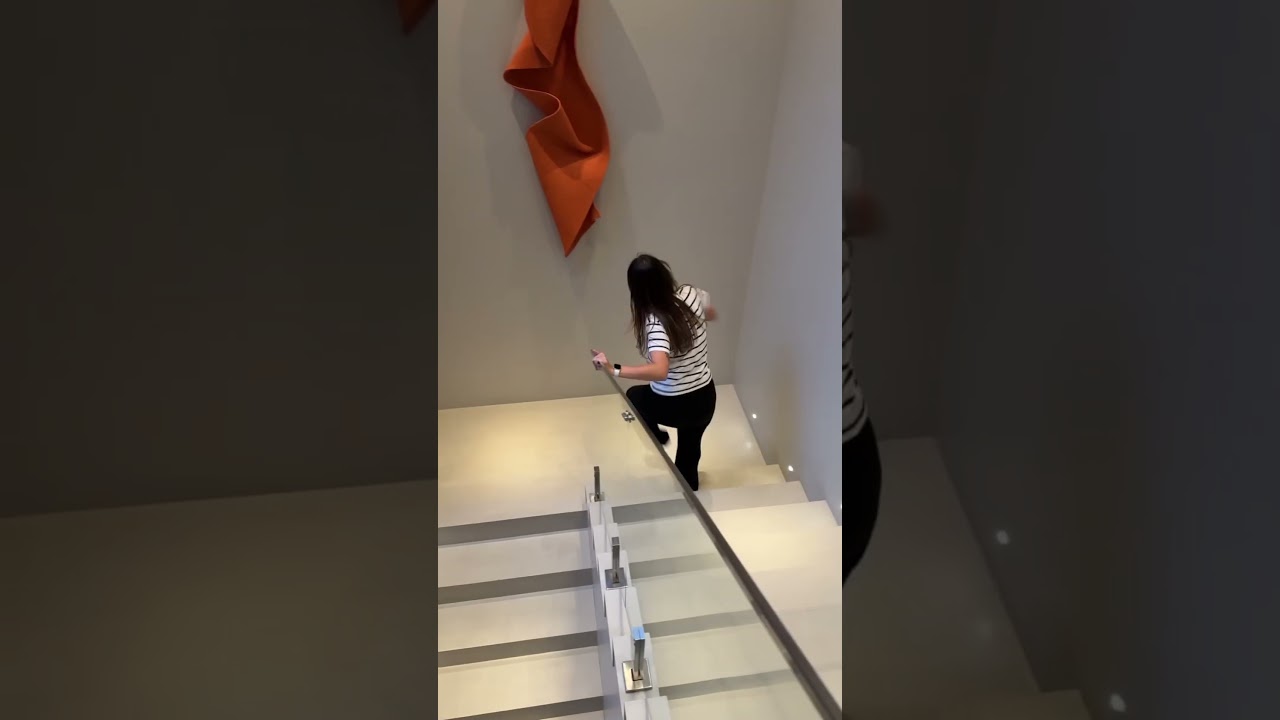 Quando o marido deixa tudo para amanhã: uma corrida engraçada em casa!