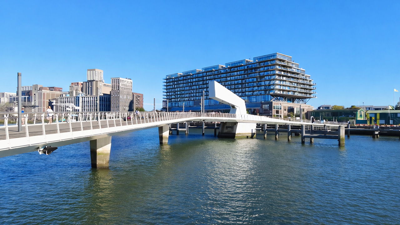Balade sur un pont design à Rotterdam