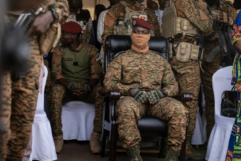 L'armée burkinabè, ses supplétifs et des jihadistes ont tué plus de 1. ...