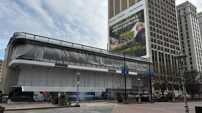 Cosm dome rises in downtown Detroit