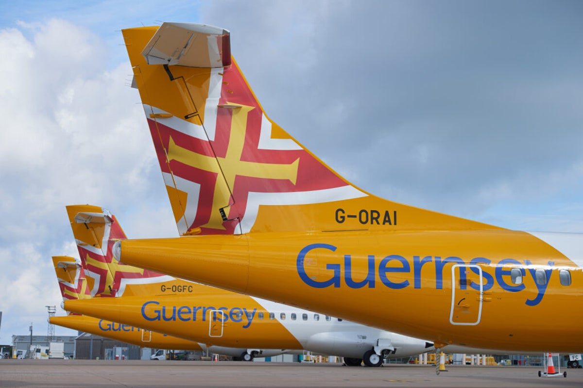 Plane makes emergency landing after windscreen cracks mid-air