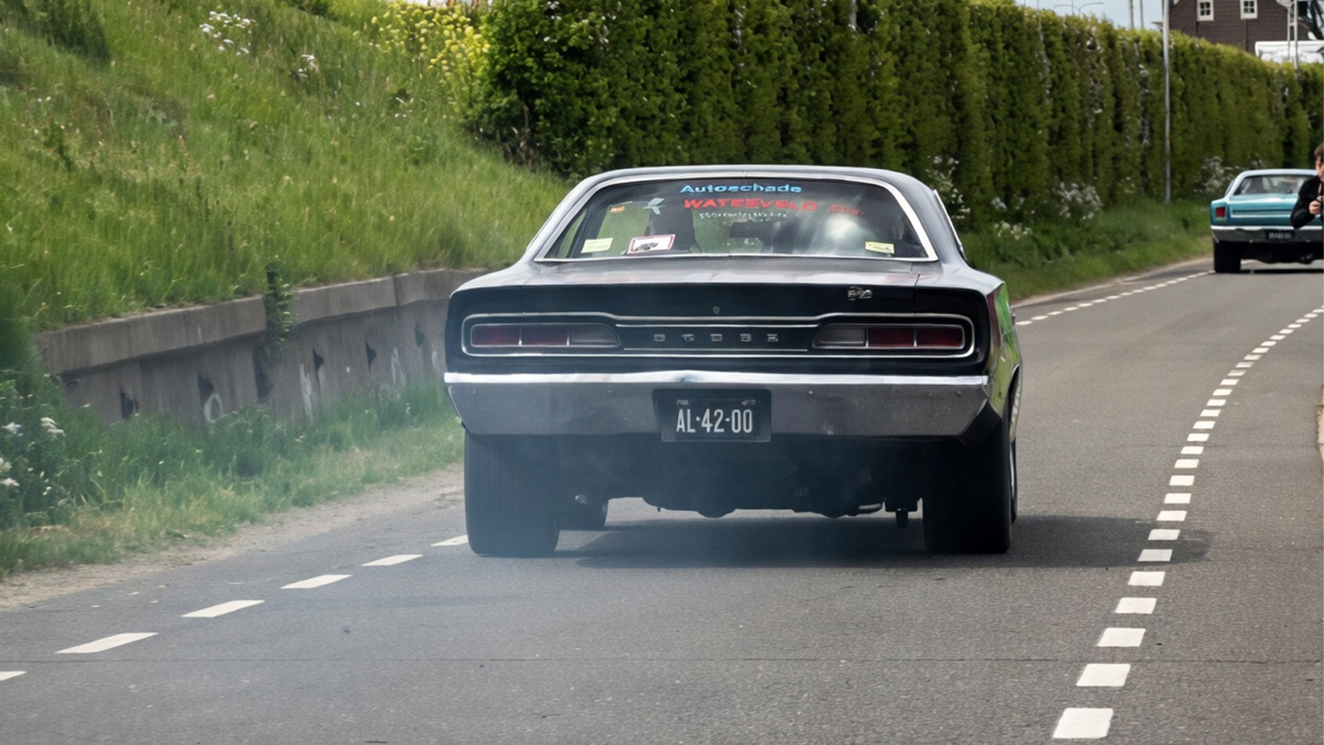 Klassieke Dodge geeft vol gas en laat rook achter
