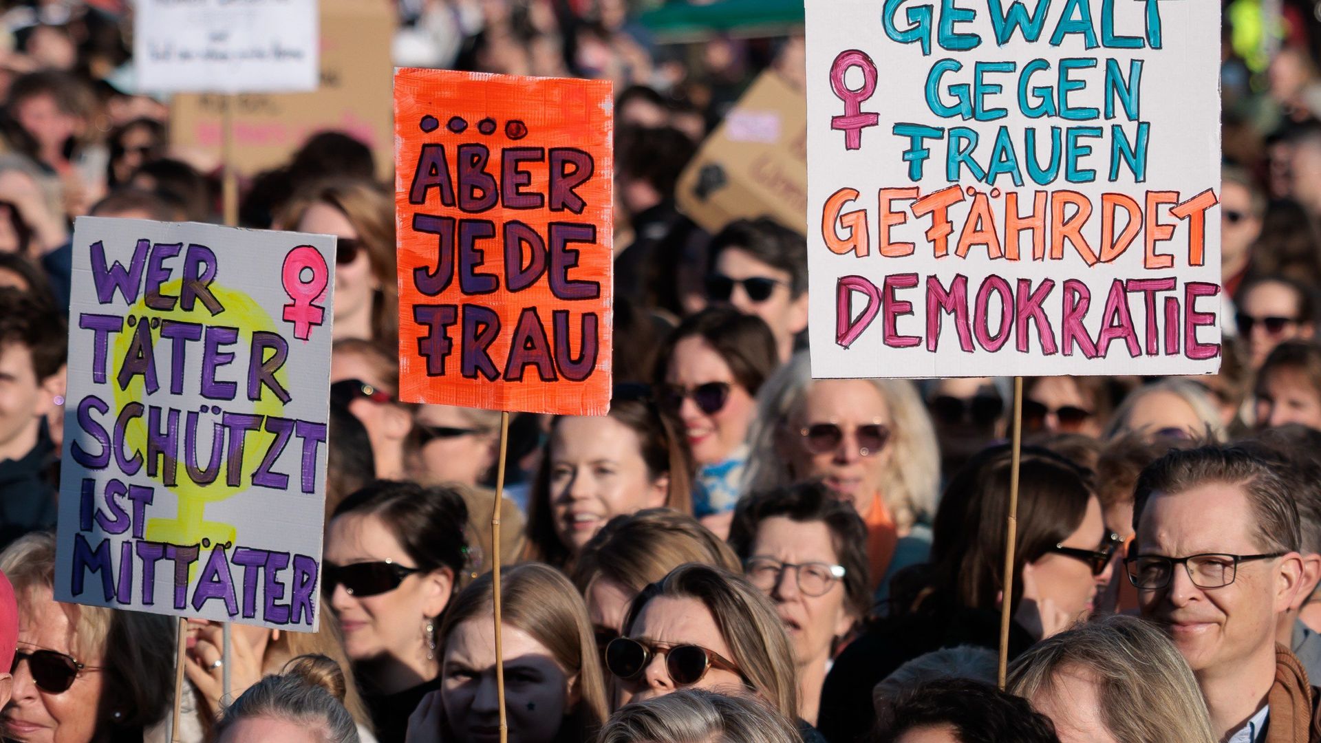 Collien Fernandes: Tausende in Berlin bei Demo gegen digitale sexuelle ...