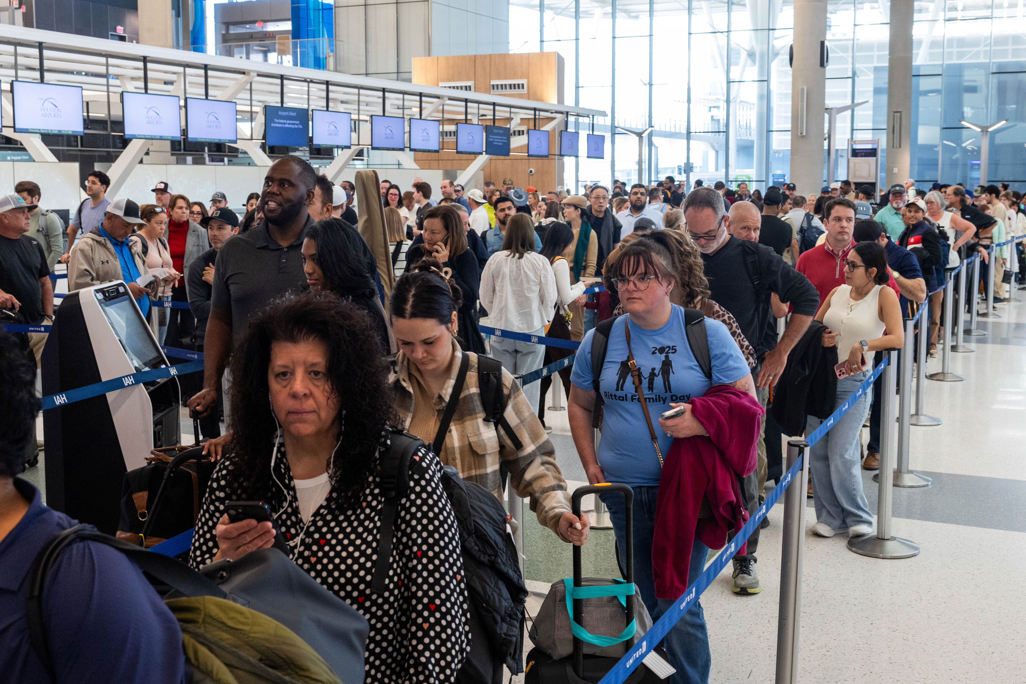 Videos show lengthy airport queues as ice set to assist TSA