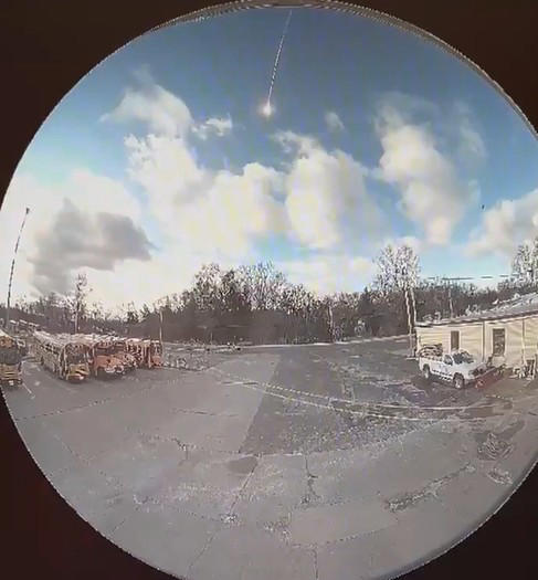 Meteor explodes into fireball after scorching through atmosphere at 40 ...