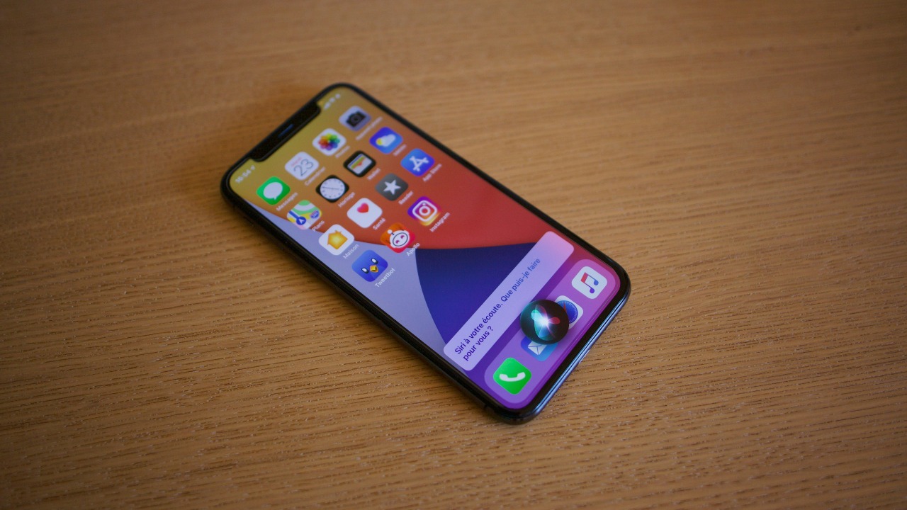 Apple may top $1B from AI apps in 2026 as Siri revamp lags