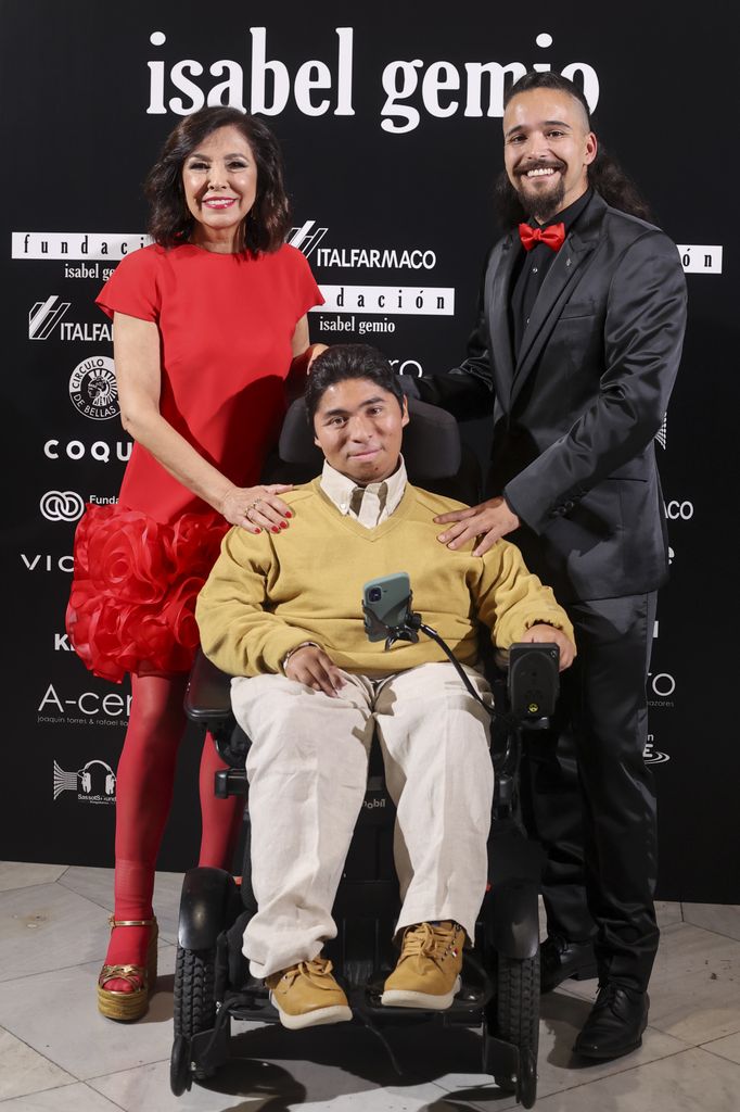 La imagen que Isabel Gemio casi nunca comparte: sus hijos la arropan en ...