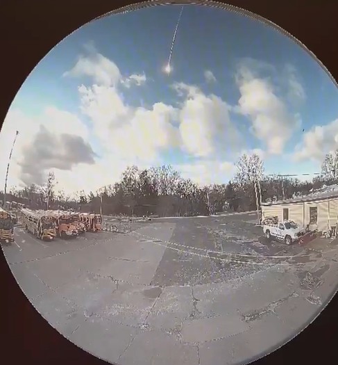 Meteor explodes into fireball after scorching through atmosphere at 40 ...