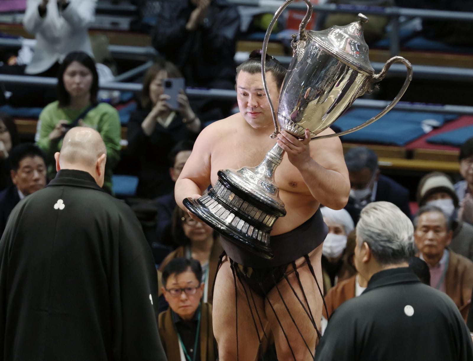 Sumo: Kirishima set for ozeki return as Aonishiki ends with losing record