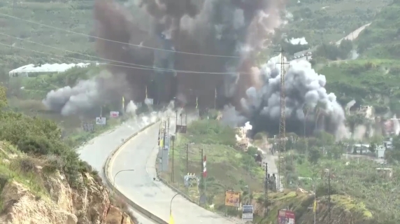 Israele bombarda il ponte sul fiume Litani in Libano