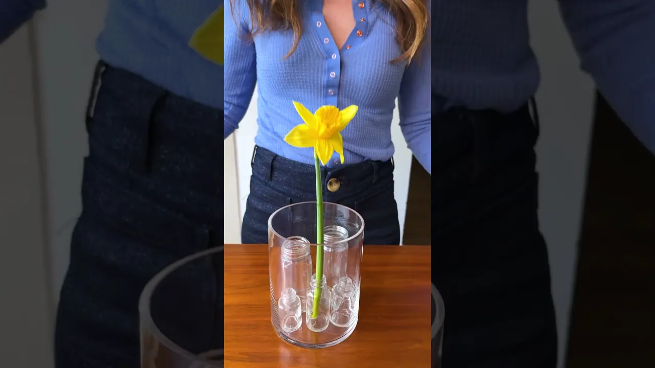 Daffodil design trick! 🌼 #floraldesign #floralarrangement #daffodils # ...