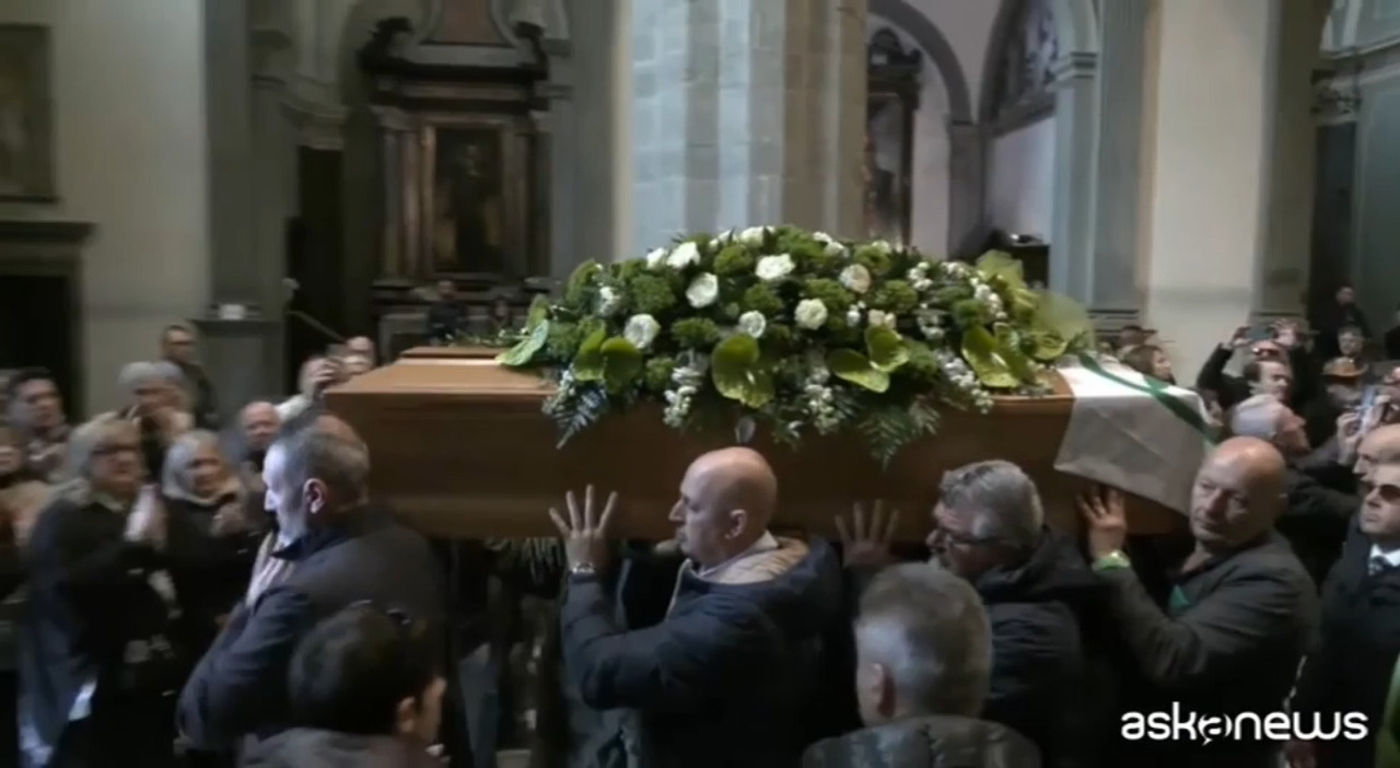 Bossi, i funerali terminano col Va' pensiero e i cori contro il ...