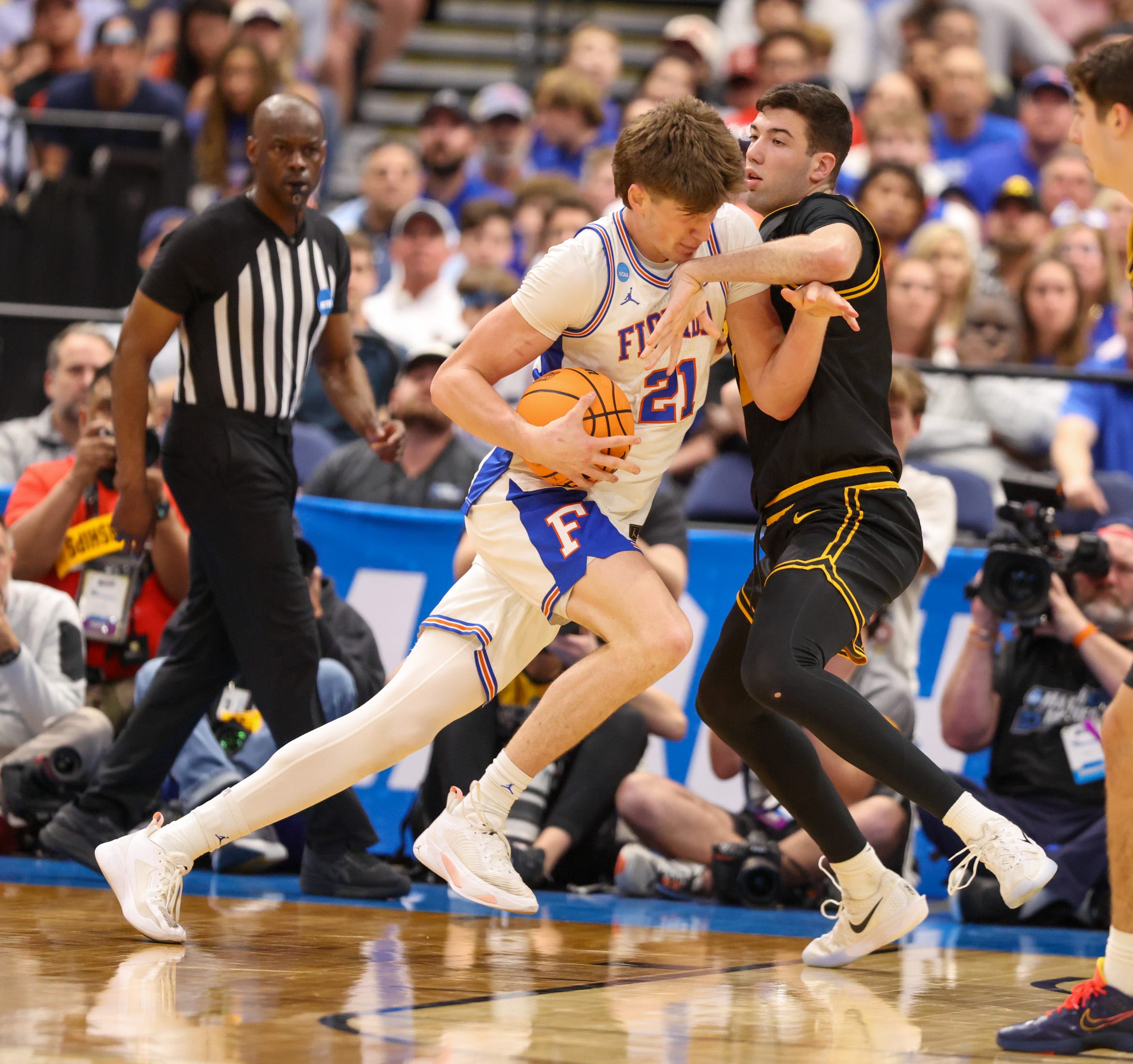 Watch Florida basketball and Iowa get into double-technical scrap in ...