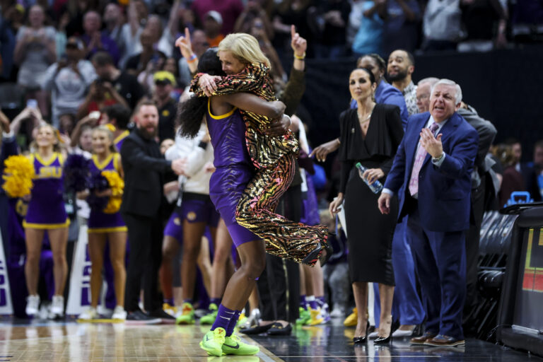 Flau’jae Johnson, Kim Mulkey share emotional moment after final LSU ...