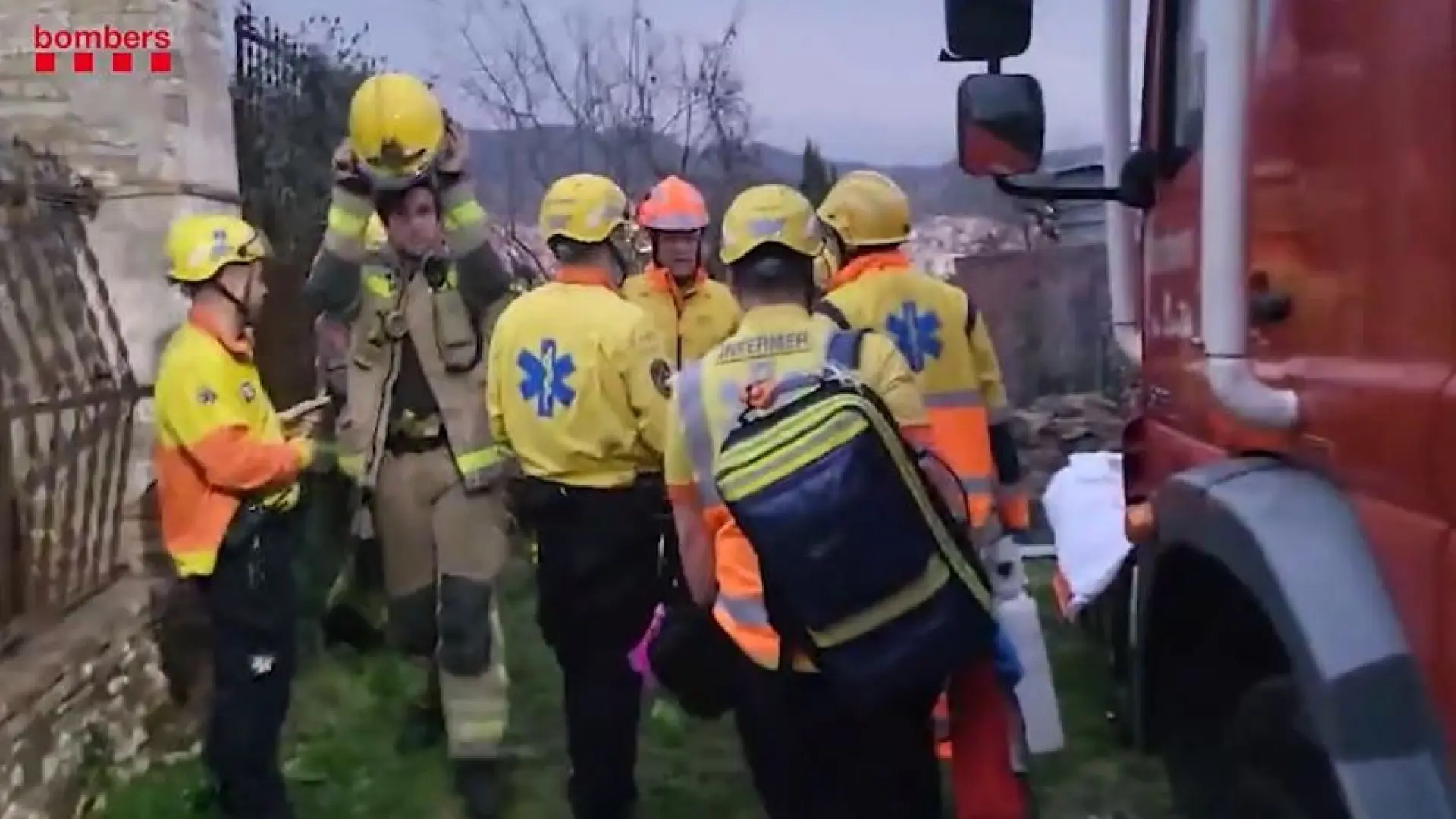Un joven herido grave y otros tres atrapados en el derrumbe de un ...