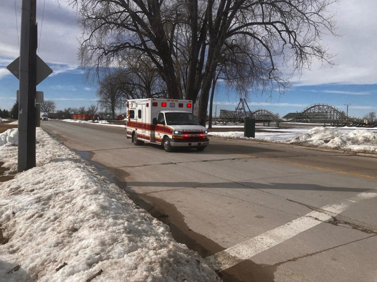 33 injured as tour bus from Chicago crashes exiting I-43 in Green Bay
