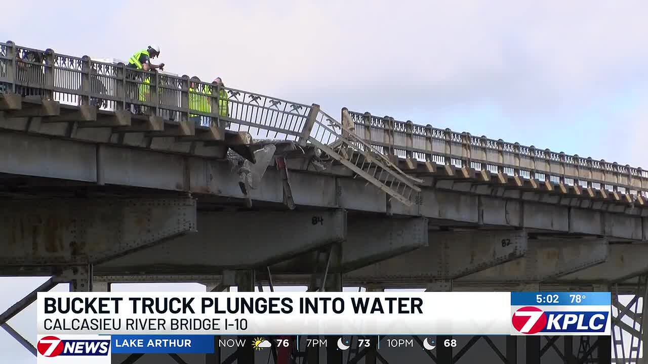 Multi-vehicle crash closes I-10 bridge after bucket truck goes over side