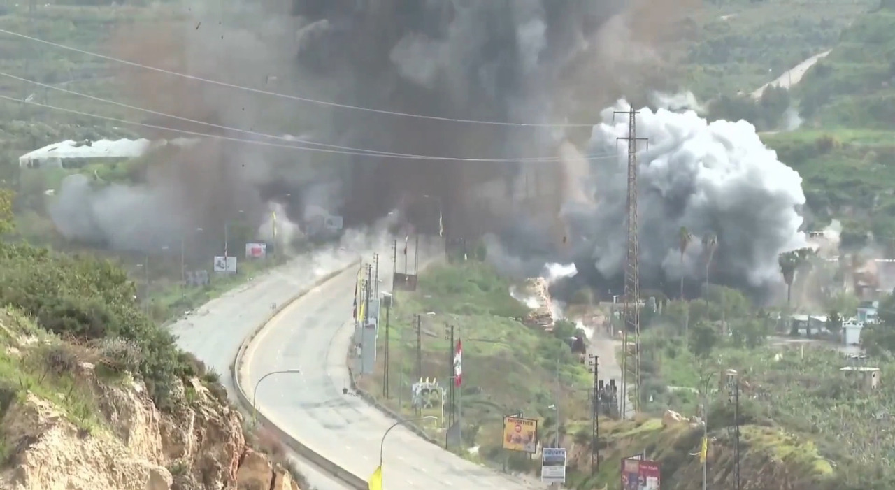 Israele distrugge il ponte di Jisr Qa'qayah sul fiume Litani in Libano